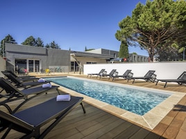 Piscina externa sazonal, funciona das 9h às 21h, espreguiçadeiras