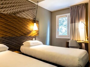 Quarto Twin Standard, 2 camas individuais | 1 quarto, camas de colchão pillowtop, secretária, quartos insonorizados 