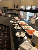 Pequeno-almoço tipo buffet diário mediante uma taxa 