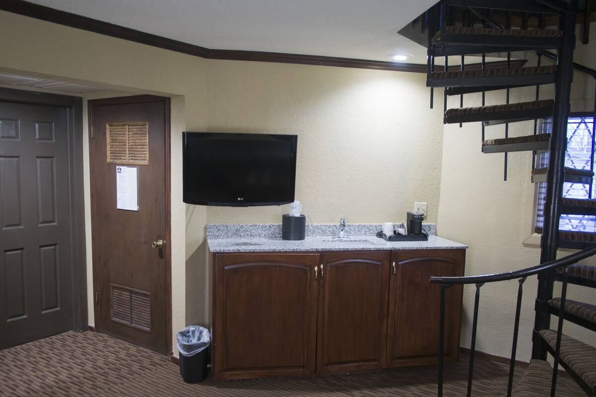 Suite, 1 cama king-size, não fumadores (Apartment) | Sala de estar | Televisor