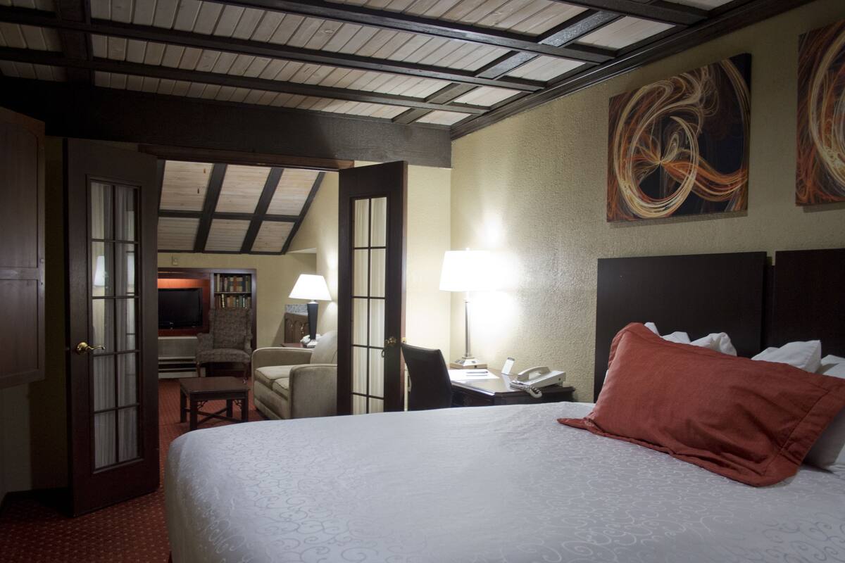 Suite, 1 cama king-size, não fumadores | Secretária, cortinas/cortinados opacos