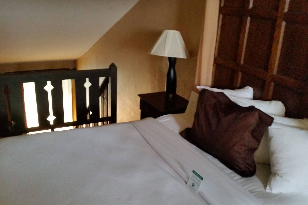 Quarto, 1 cama king-size, não fumadores | Secretária, cortinas/cortinados opacos