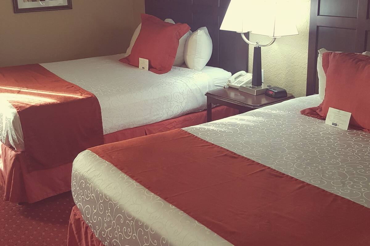 Quarto, 2 camas queen-size, não fumadores | Secretária, cortinas/cortinados opacos