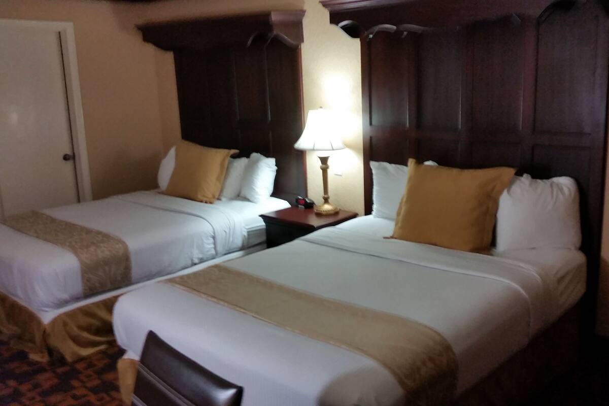 Quarto, 2 camas queen-size, não fumadores | Secretária, cortinas/cortinados opacos