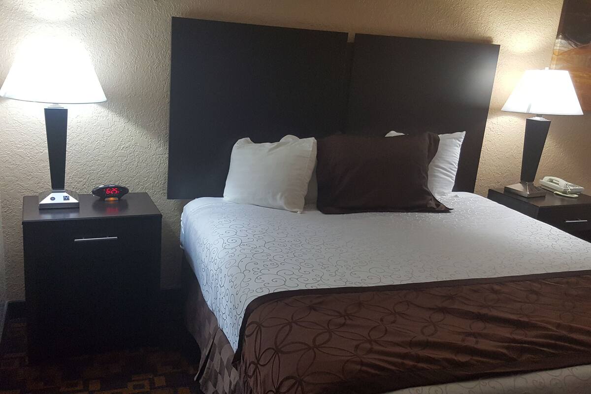 Quarto, 1 cama queen-size, não fumadores | Secretária, cortinas/cortinados opacos