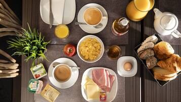 Pequeno-almoço tipo buffet diário (15 EUR por pessoa)