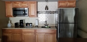 Suíte estúdio, várias camas, para não fumantes | Cozinha privada | Geladeira, micro-ondas, cafeteira/chaleira, freezer