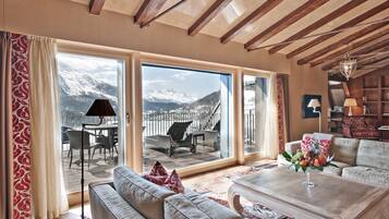 Roupa de alta qualidade, minibar grátis, cofre no quarto