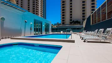 Piscina interior, piscina exterior