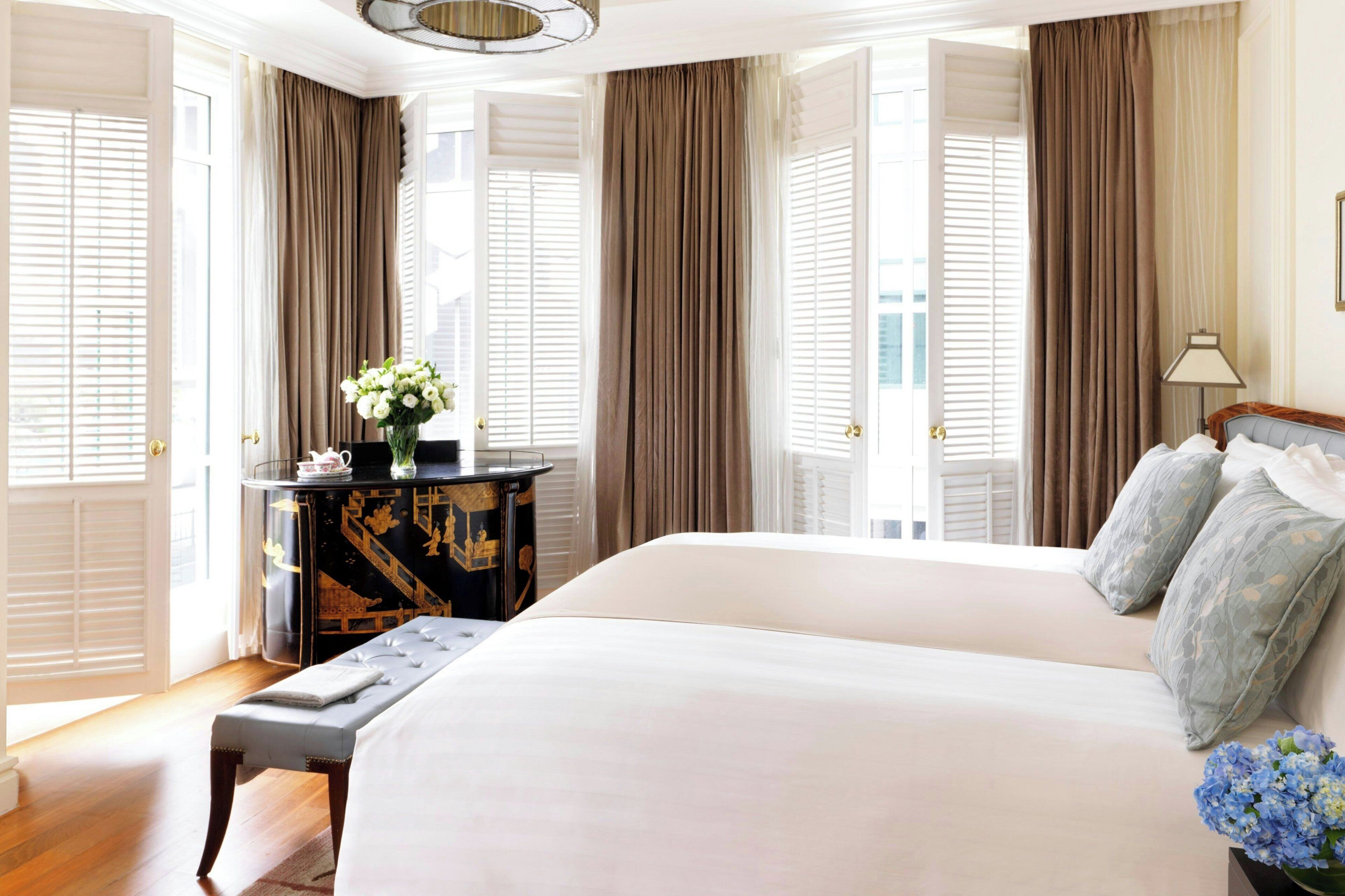 Quarto, 1 cama king-size | Minibar, cofre no quarto, secretária 