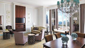 Suíte club, 1 quarto | Área de estar | TV de plasma 48 polegadas com canais via satélite, smart TV