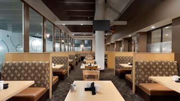3 restaurantes, pequenos-almoços servidos