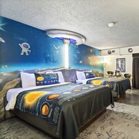 Quarto, 2 camas Queen, para não fumantes (Space Theme) | Cofres nos quartos, escrivaninha, cortinas blackout