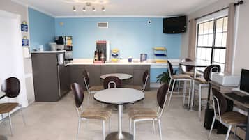 Café da manhã para viagem grátis todos os dias