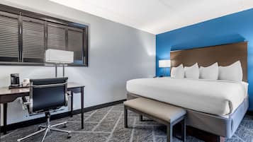 Suite, 1 cama king-size, não fumadores, frigorífico e micro-ondas (Living Room;with Single Sofabed) | Roupa hipoalergénica, secretária