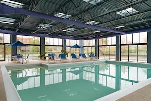 Piscina interna, funciona das 9h às 22h, espreguiçadeiras