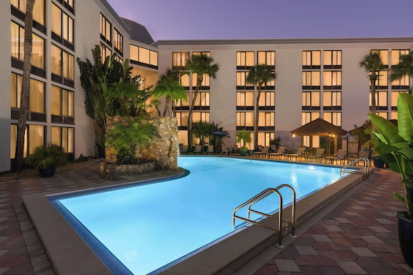 Piscina exterior, espreguiçadeiras