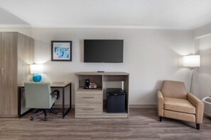 Quarto, 2 camas queen-size, acessível, não fumadores (Upgrade) | Roupa de alta qualidade, secretária, ferro/tábua de engomar 