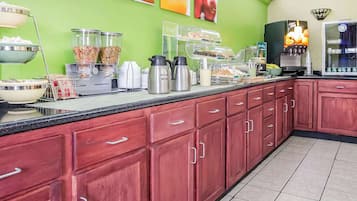 Café da manhã com buffet grátis todos os dias