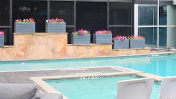 Piscina externa, funciona das 6h às 22h, guarda-sóis, espreguiçadeiras