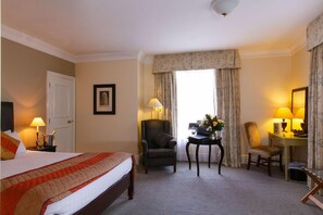 Suite | Com decoração personalizada, secretária, ferro/tábua de engomar 