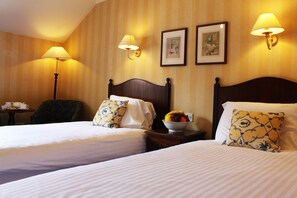 Com decoração personalizada, secretária, ferro/tábua de engomar 