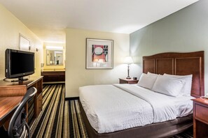 Quarto, 1 cama king-size, não fumadores | Secretária, cortinas/cortinados opacos, ferro/tábua de engomar 