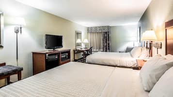 Quarto Standard, 2 camas de casal, não fumadores | Secretária, cortinas/cortinados opacos, ferro/tábua de engomar