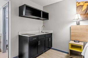 Quarto, 1 cama queen-size, não fumadores (Efficiency, 2nd Floor) | Roupa de alta qualidade, secretária, cortinas/cortinados opacos 