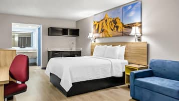 Quarto, 1 cama Queen, para não fumantes (Efficiency, 2nd Floor) | Roupas de cama premium, escrivaninha, cortinas blackout