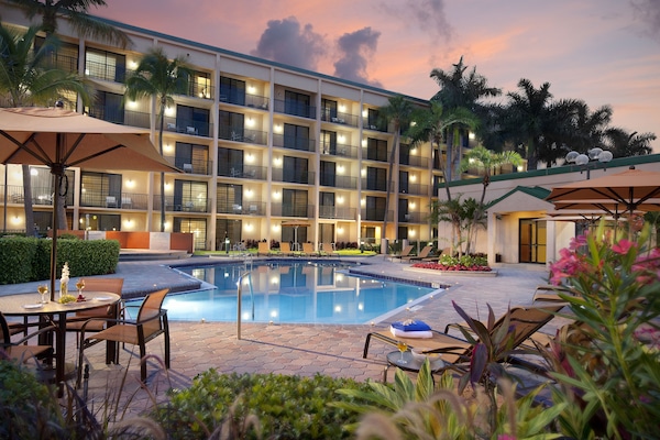 Piscina exterior, da(s) 7:00 à(s) 23:00, espreguiçadeiras