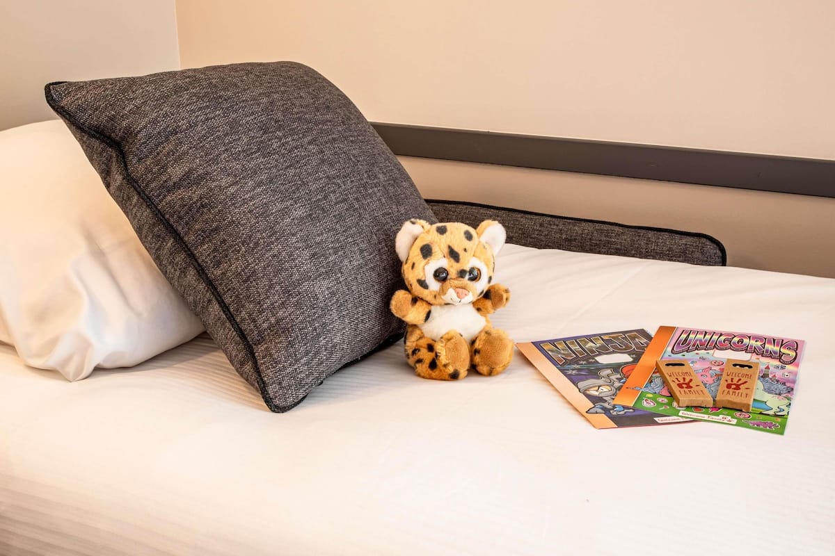 Quarto, 1 cama de casal e sofá-cama | Roupa de alta qualidade, cofre no quarto, secretária