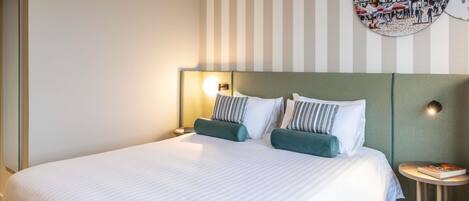 Quarto Clássico, 1 cama de casal | Cofre com capacidade para portátil, secretária