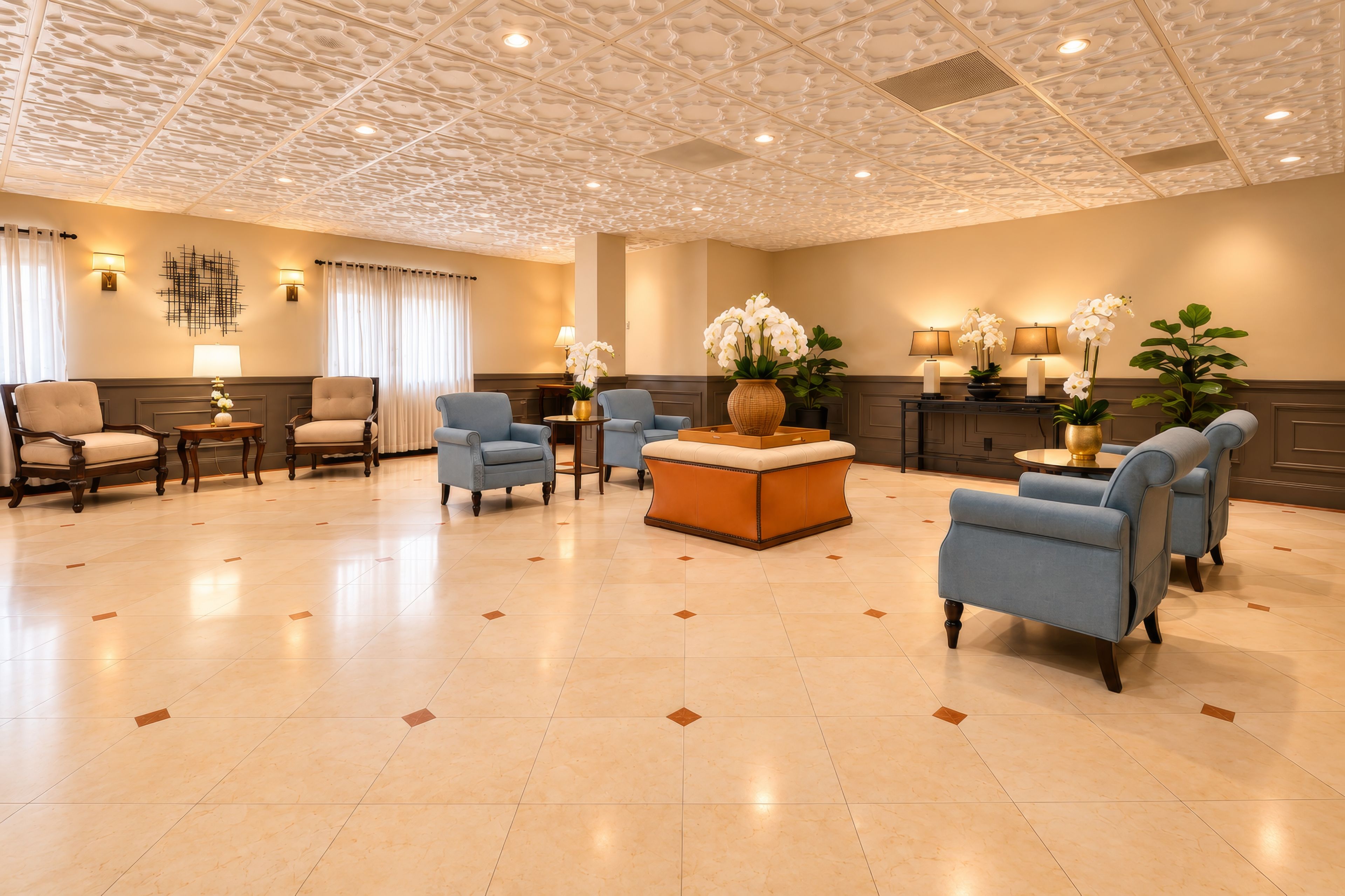 Um hall espaçoso com pé direito alto, várias áreas de estar e uma mesa de centro.