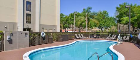 Piscina externa, funciona das 9h às 22h, guarda-sóis, espreguiçadeiras