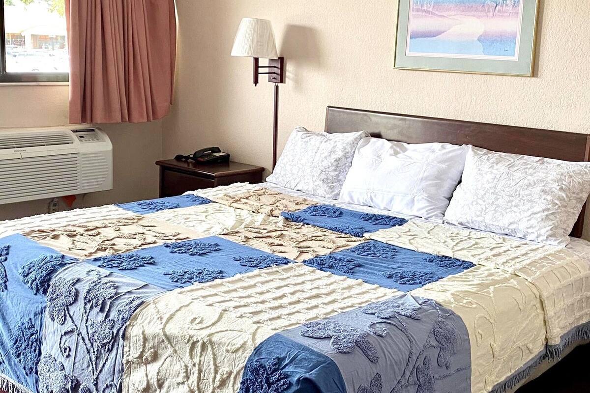 Escrivaninha, cortinas blackout, ferros/tábuas de passar roupa
