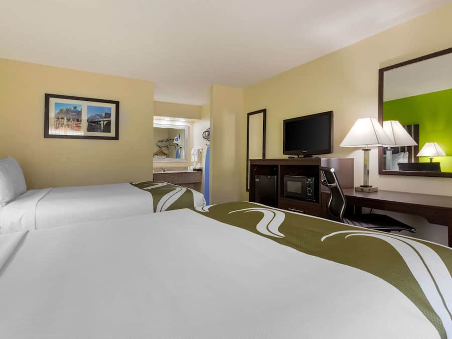 Quarto standard, 2 camas Queen, para não fumantes | Roupas de cama premium, escrivaninha, cortinas blackout