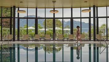 Piscina interior, piscina exterior, guarda-sóis, espreguiçadeiras 