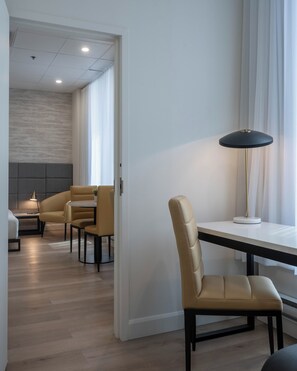 Suite, 1 cama king-size, não fumadores | Cofre no quarto, ferro/tábua de engomar 