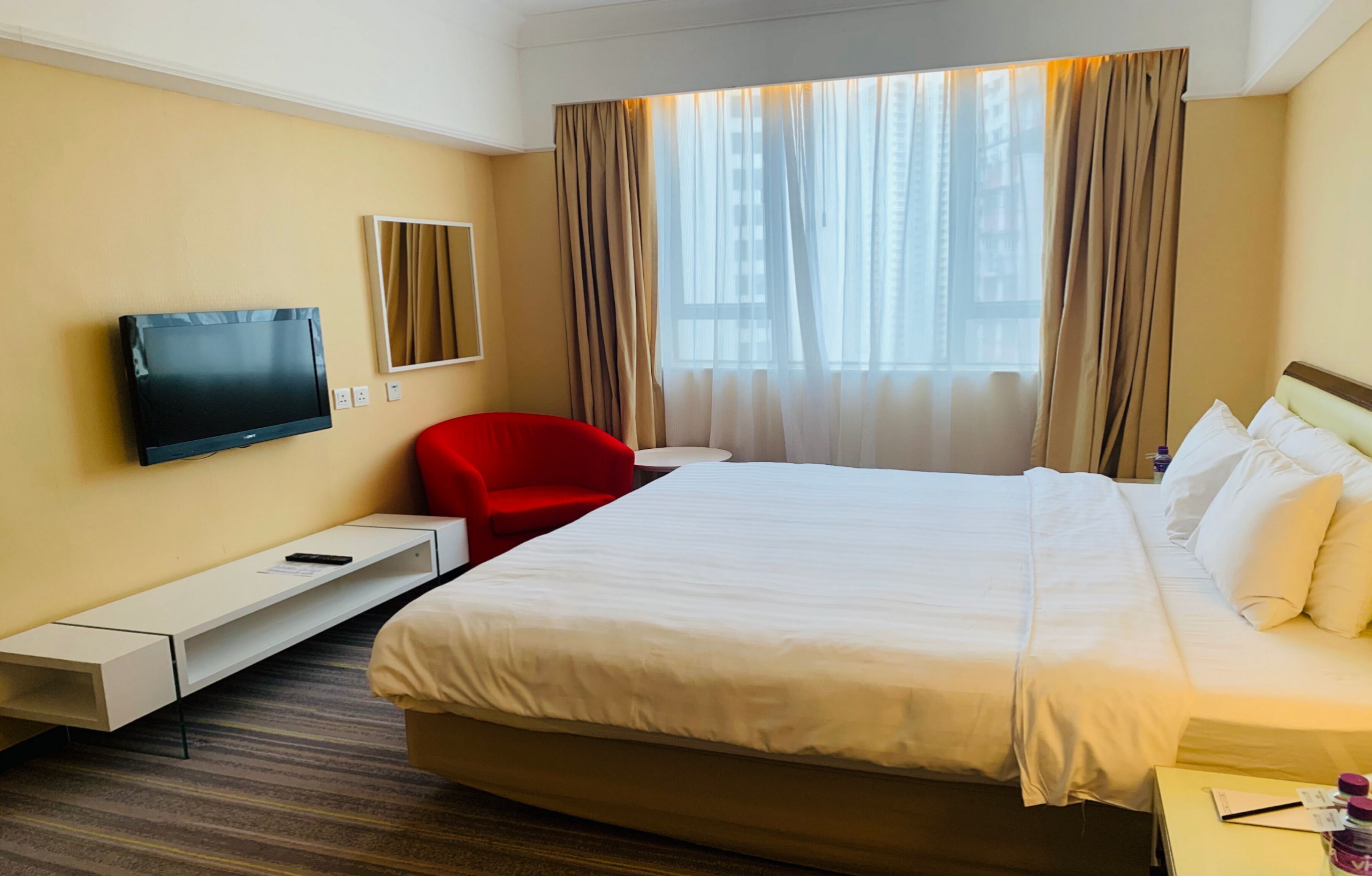 Cofres nos quartos, escrivaninha, cortinas blackout