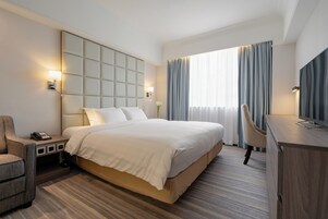 Suíte luxo, 1 cama Queen | Cofres nos quartos, escrivaninha, cortinas blackout