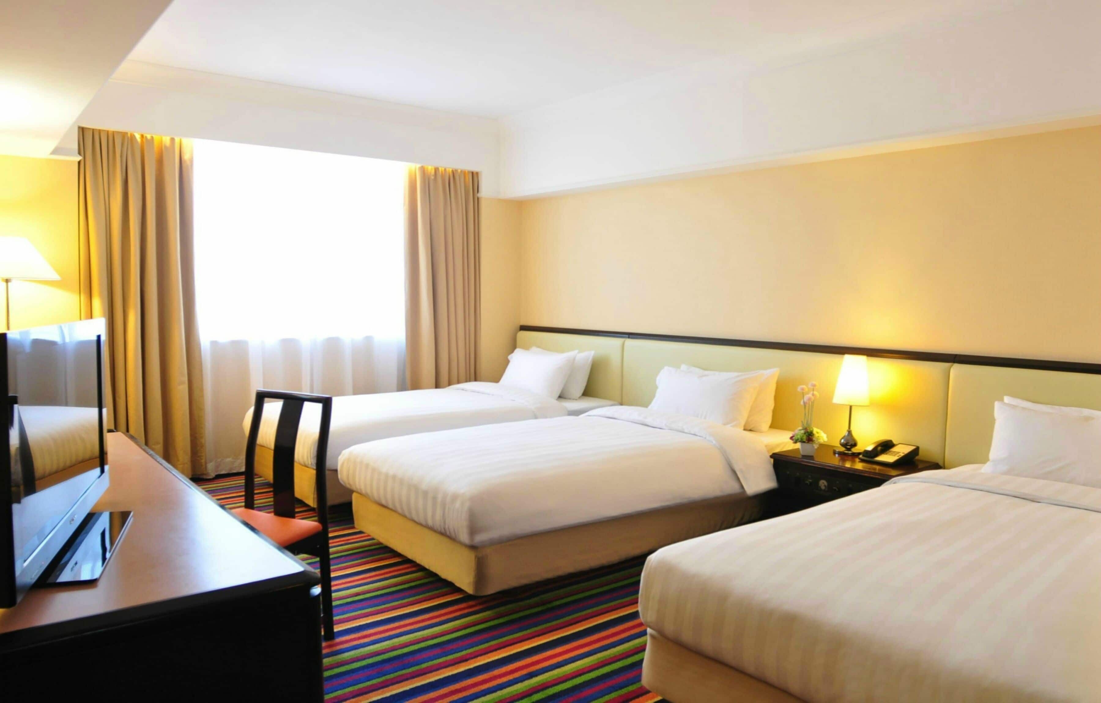 Cofres nos quartos, escrivaninha, cortinas blackout