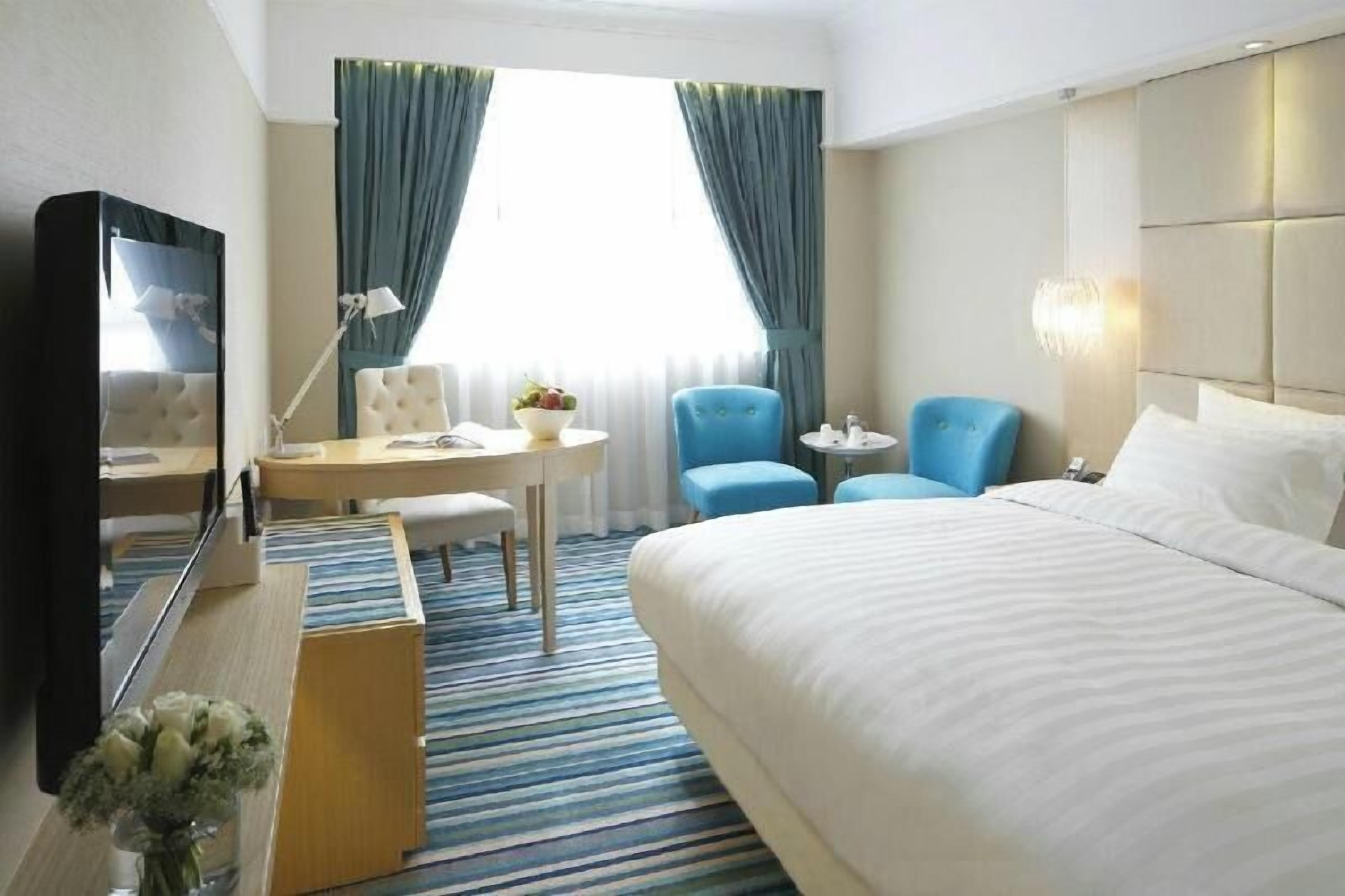 Cofres nos quartos, escrivaninha, cortinas blackout