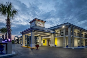 Fachada do alojamento (tarde/noite)