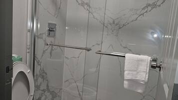 Quarto, 1 cama King, para não fumantes | Banheiro | Secador de cabelo, toalhas de banho