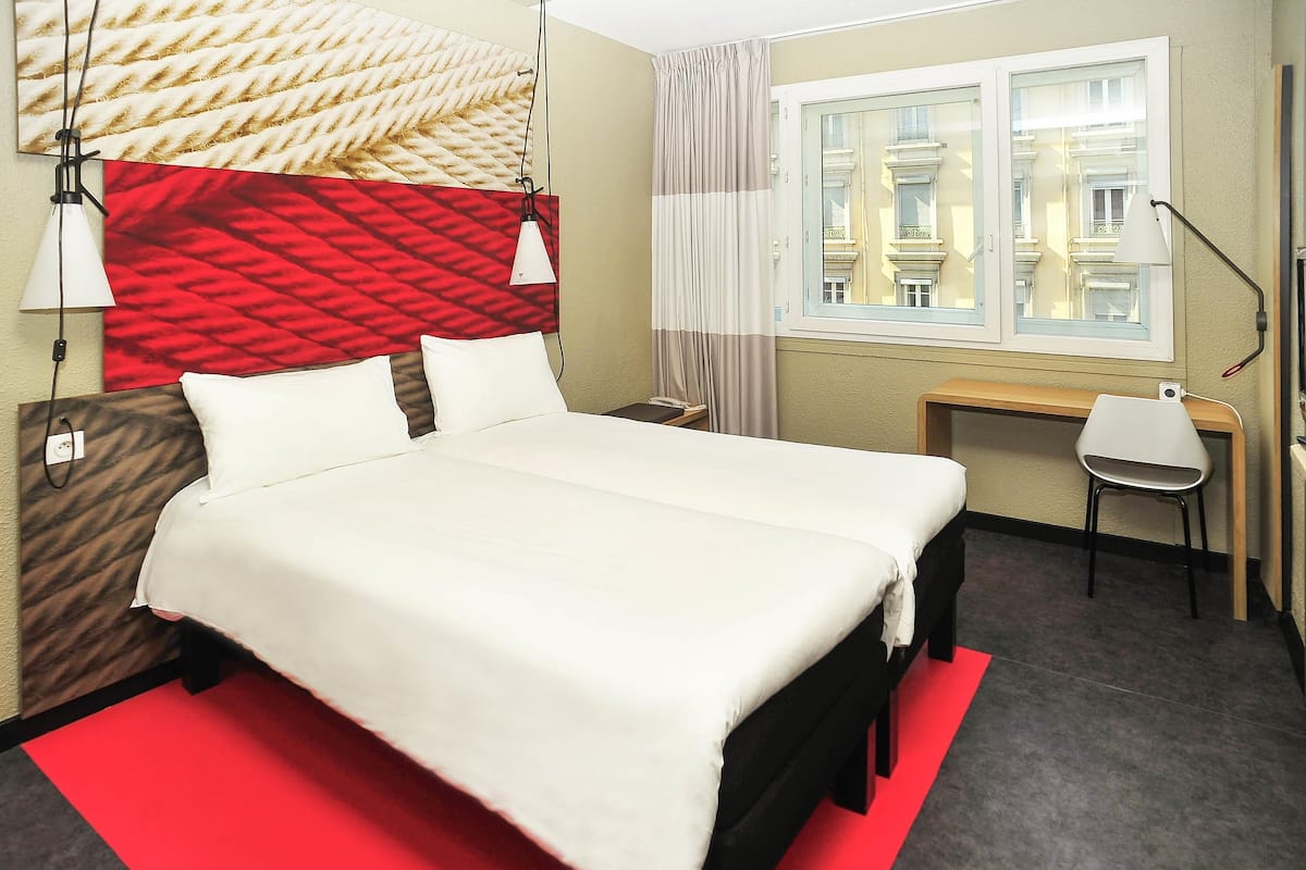 Quarto Standard, 2 camas individuais | Roupa de alta qualidade, cofre no quarto, secretária