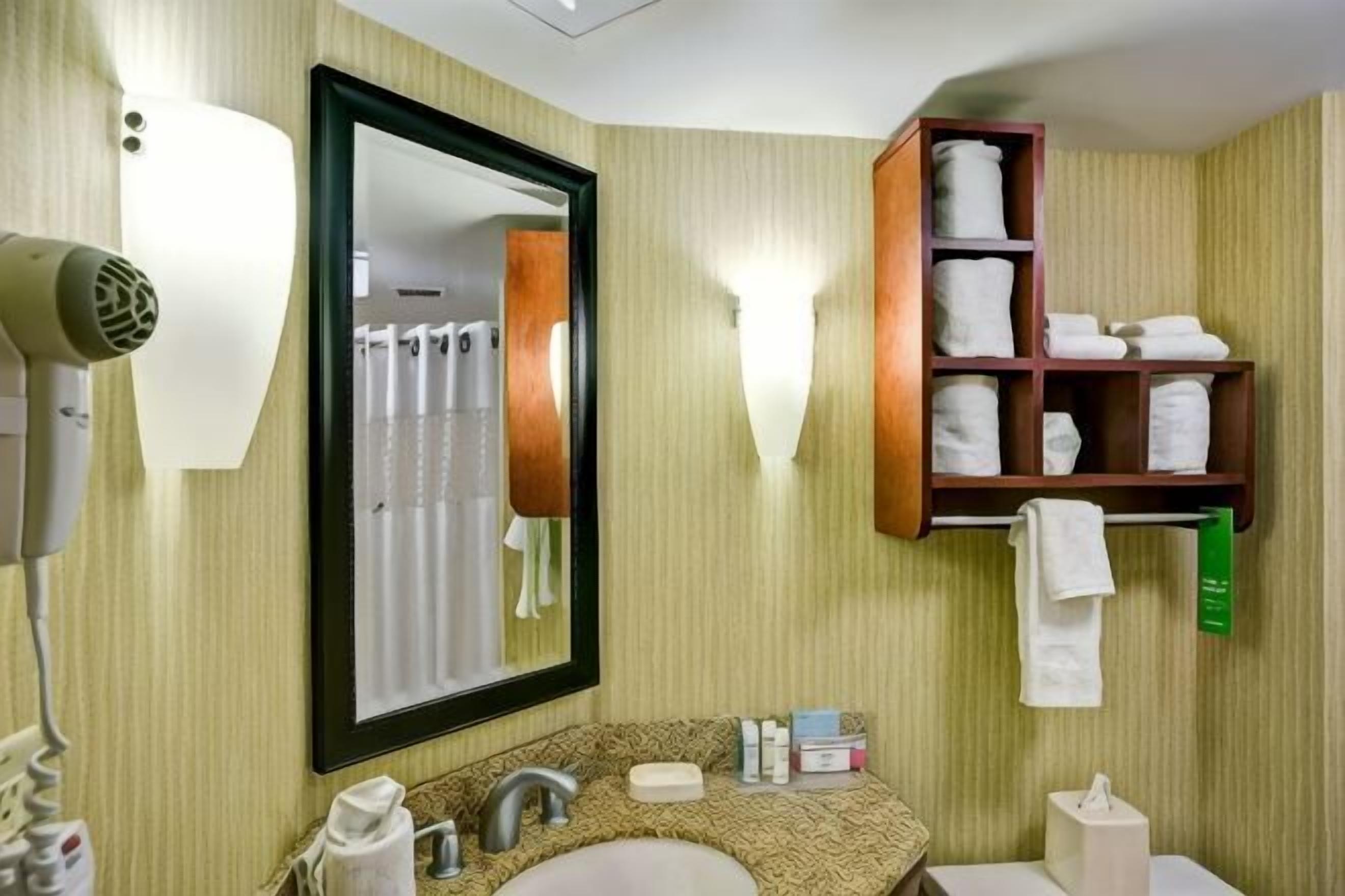 Casa de banho | Uma combinação polibã/banheira, artigos de higiene pessoal grátis 