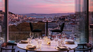 2 restaurantes, pequenos-almoços servidos, cozinha local