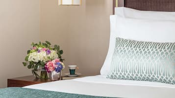 Roupa hipoalergénica, edredões de penas, minibar, cofre no quarto