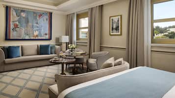 Roupa hipoalergénica, edredões de penas, minibar, cofre no quarto